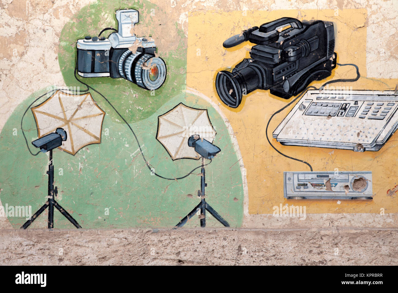 Hand painted sign advertising photographer's studio Stock Photo - Alamy
