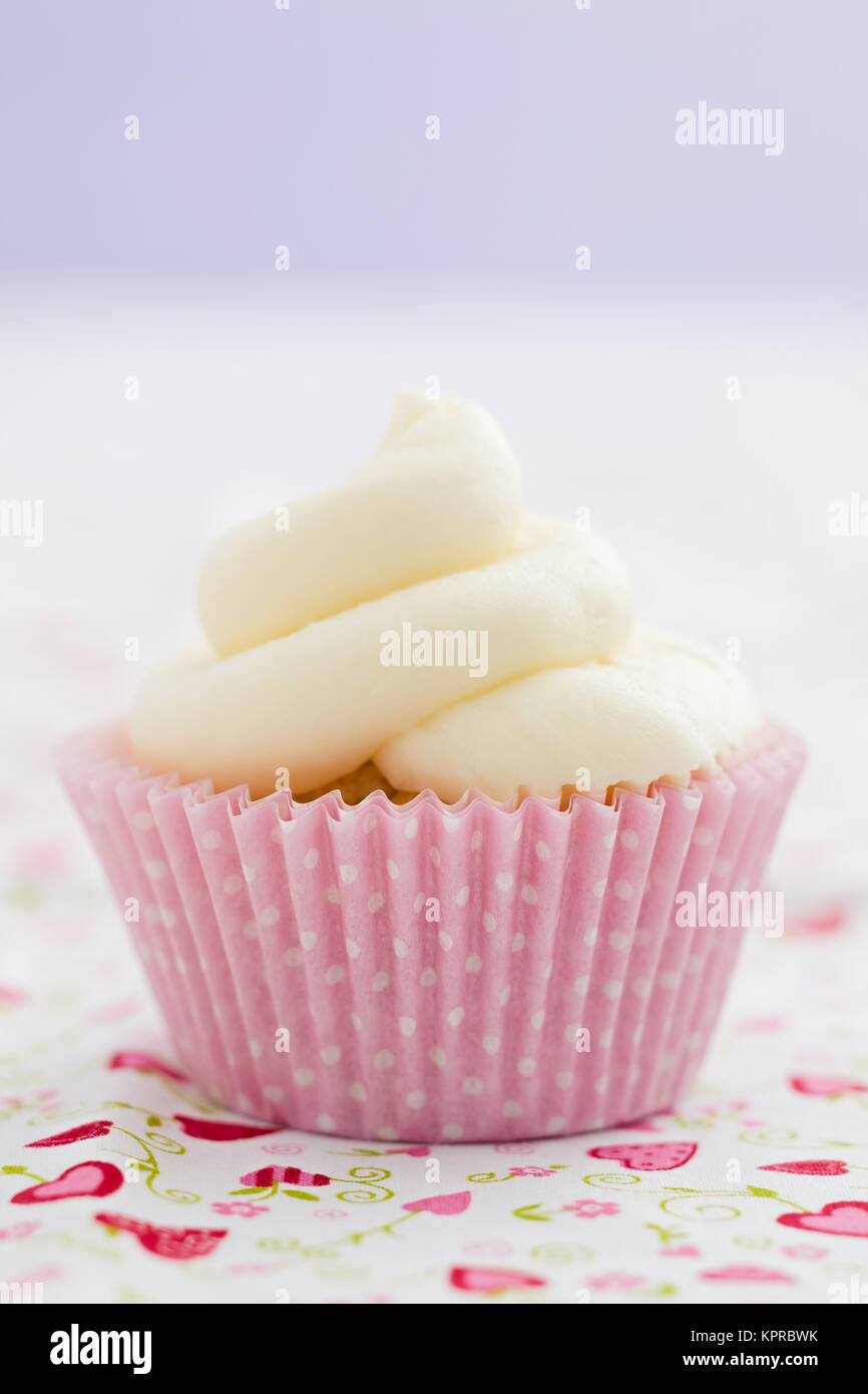 Single vanilla cupcake Stock Photo - Alamy