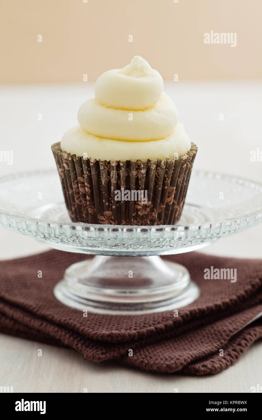 Single vanilla cupcake Stock Photo - Alamy