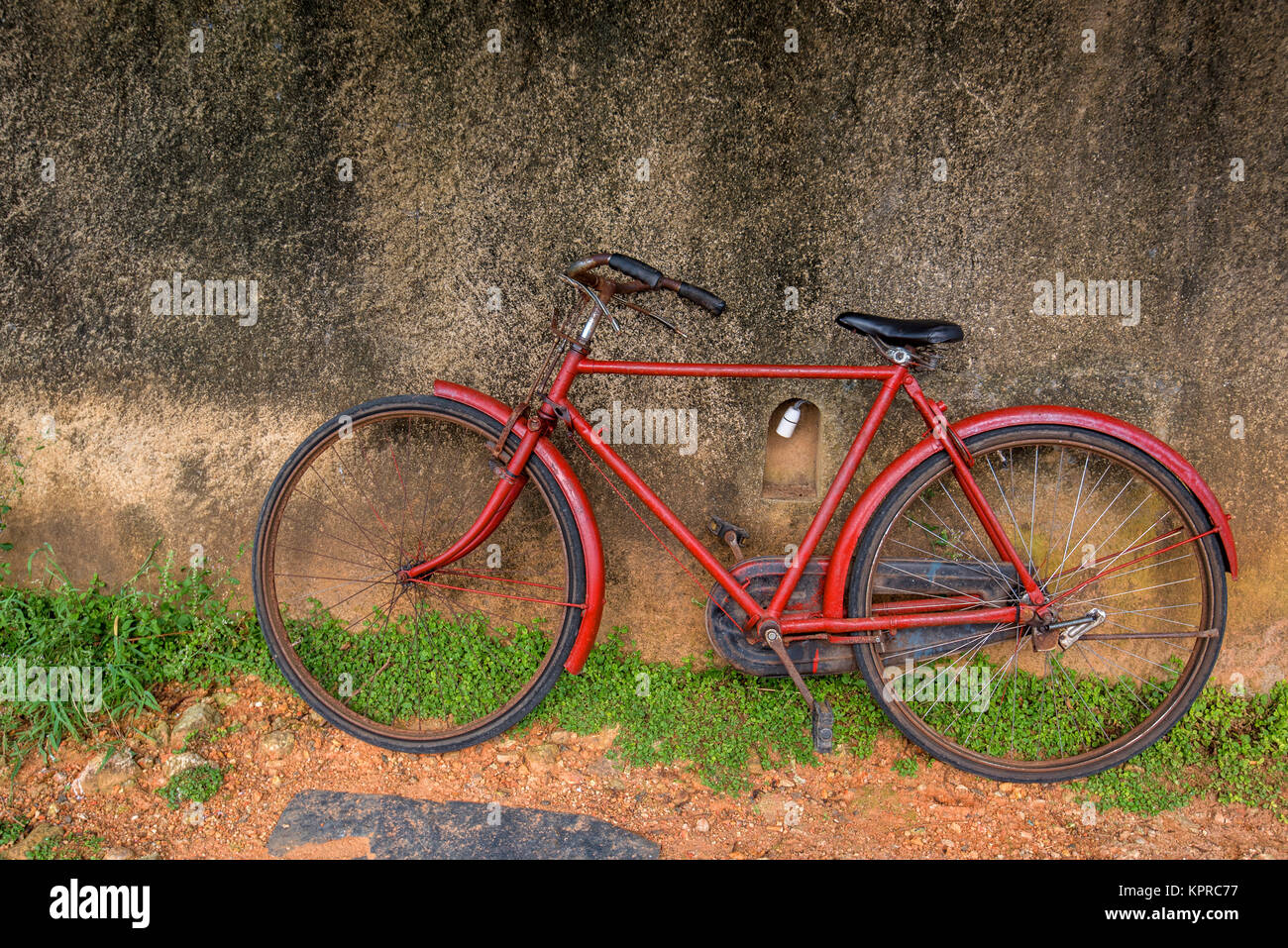 Vintage red bicycle Stock Photo - Alamy