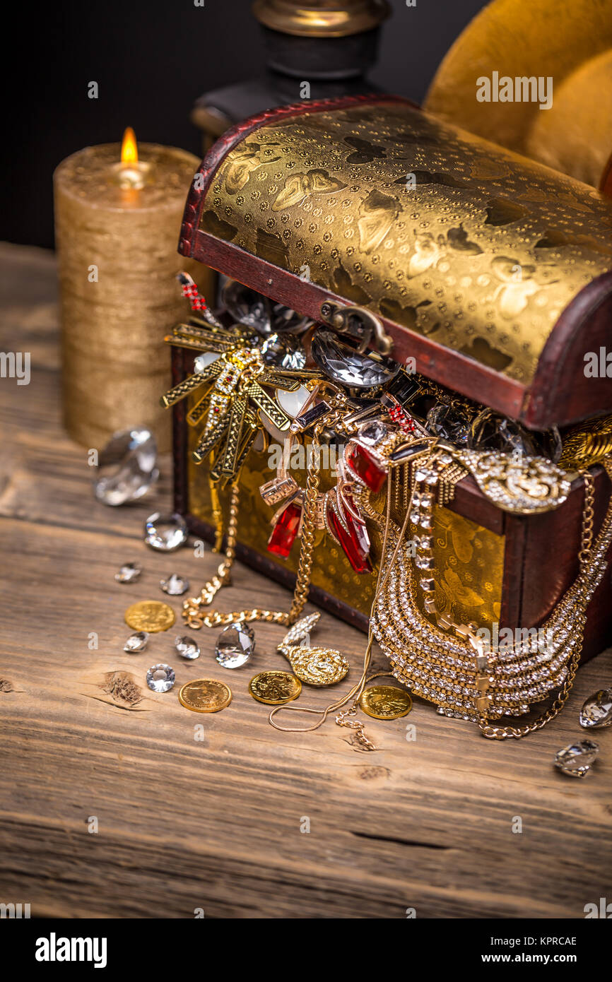 Open treasure chest Stock Photo - Alamy