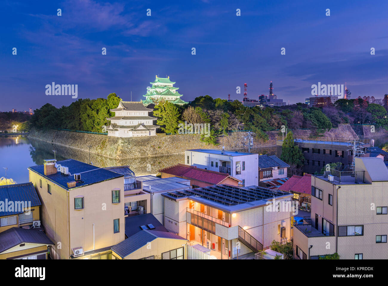 Rooftop japanese castle hi-res stock photography and images - Alamy