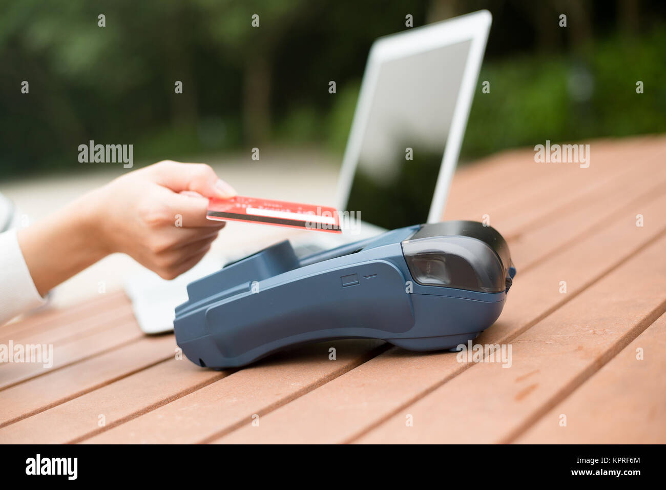 Cashless sign cafe hi-res stock photography and images - Alamy