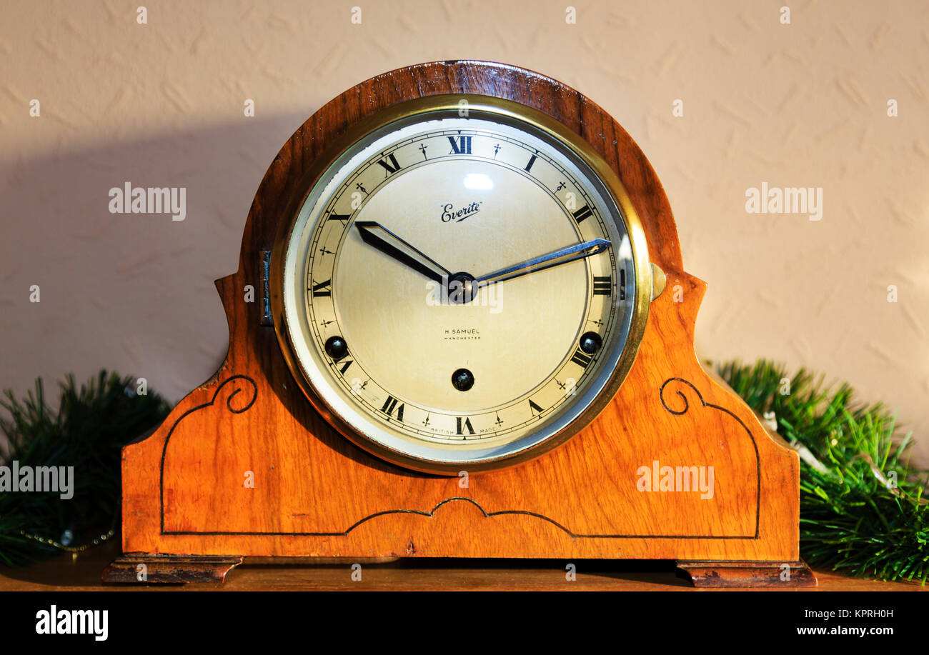 H samuel mantle clock hi-res stock photography and images - Alamy