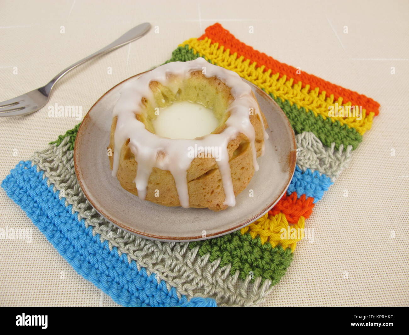 ring cake with icing Stock Photo - Alamy