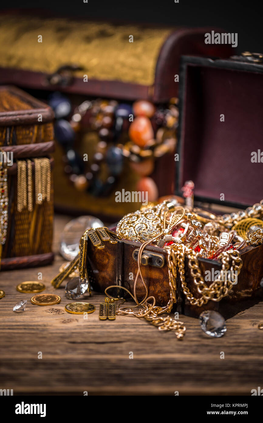 Pirates treasure chest Stock Photo - Alamy