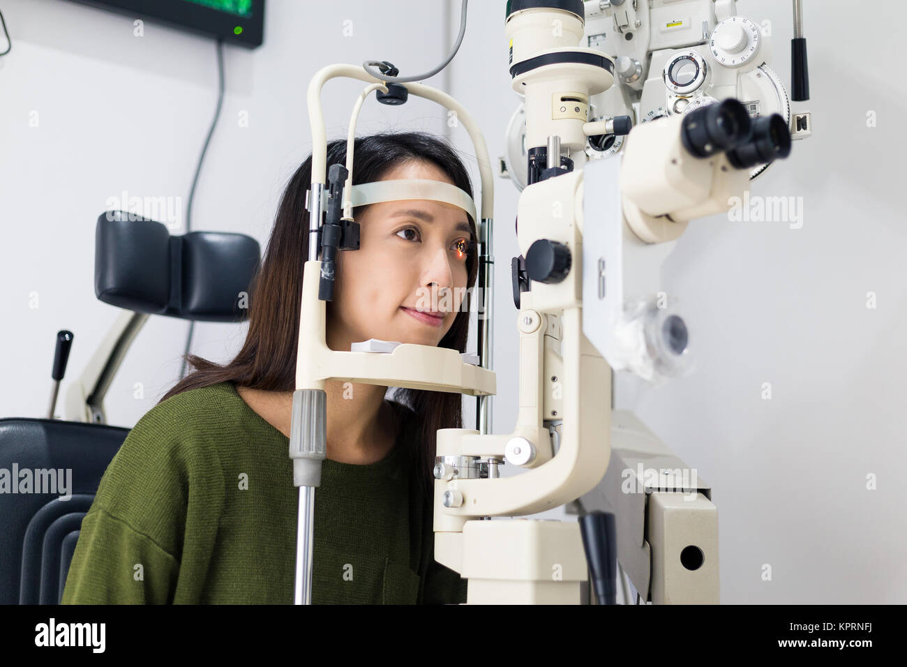 Patient in ophthalmology clinic Stock Photo - Alamy