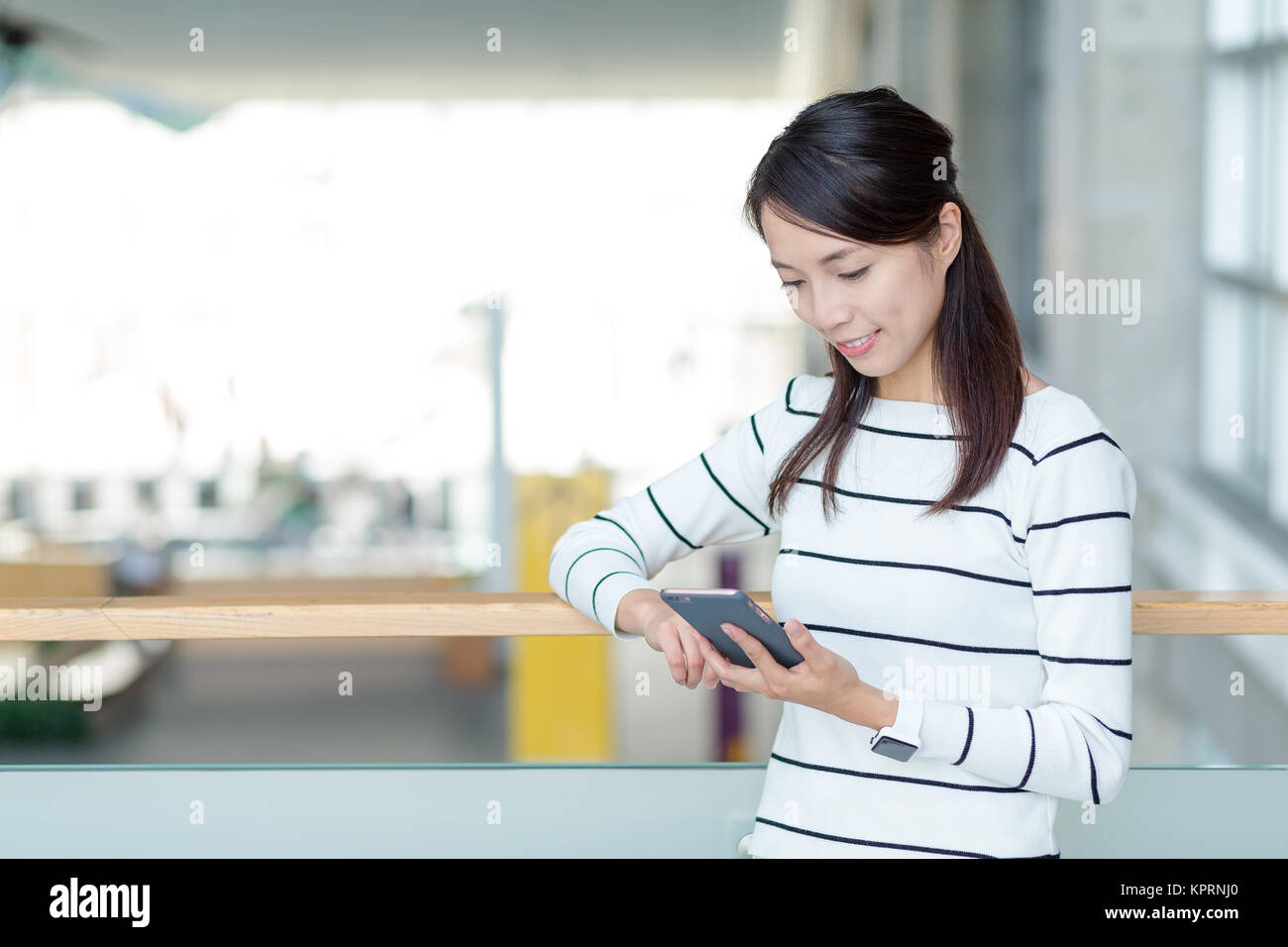 Woman read on cellphone Stock Photo - Alamy