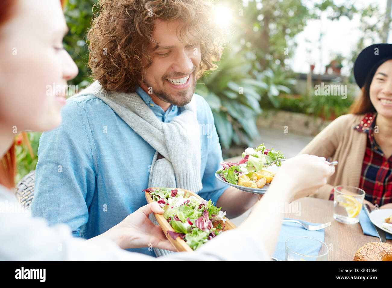 Food sharing outdoor hi-res stock photography and images - Alamy