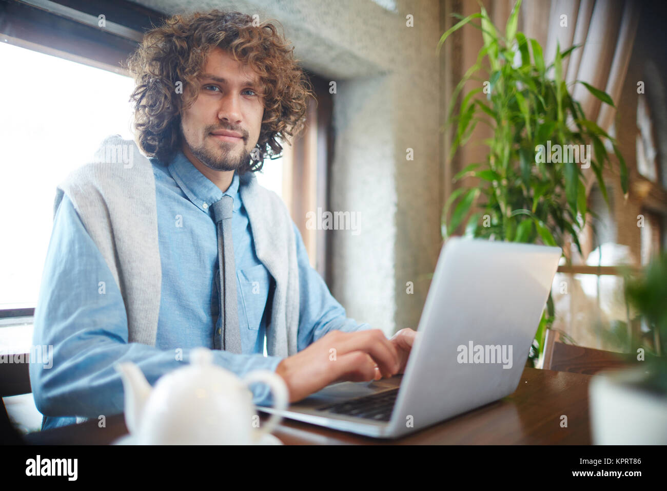 Guy browsing hi-res stock photography and images - Alamy