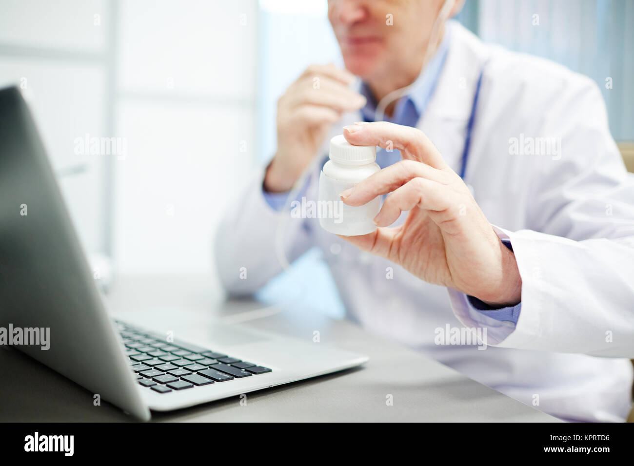 Doctor recommendation hi-res stock photography and images - Alamy