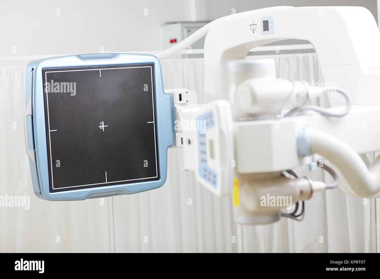 Radiologist x ray machine and screen hi-res stock photography and ...