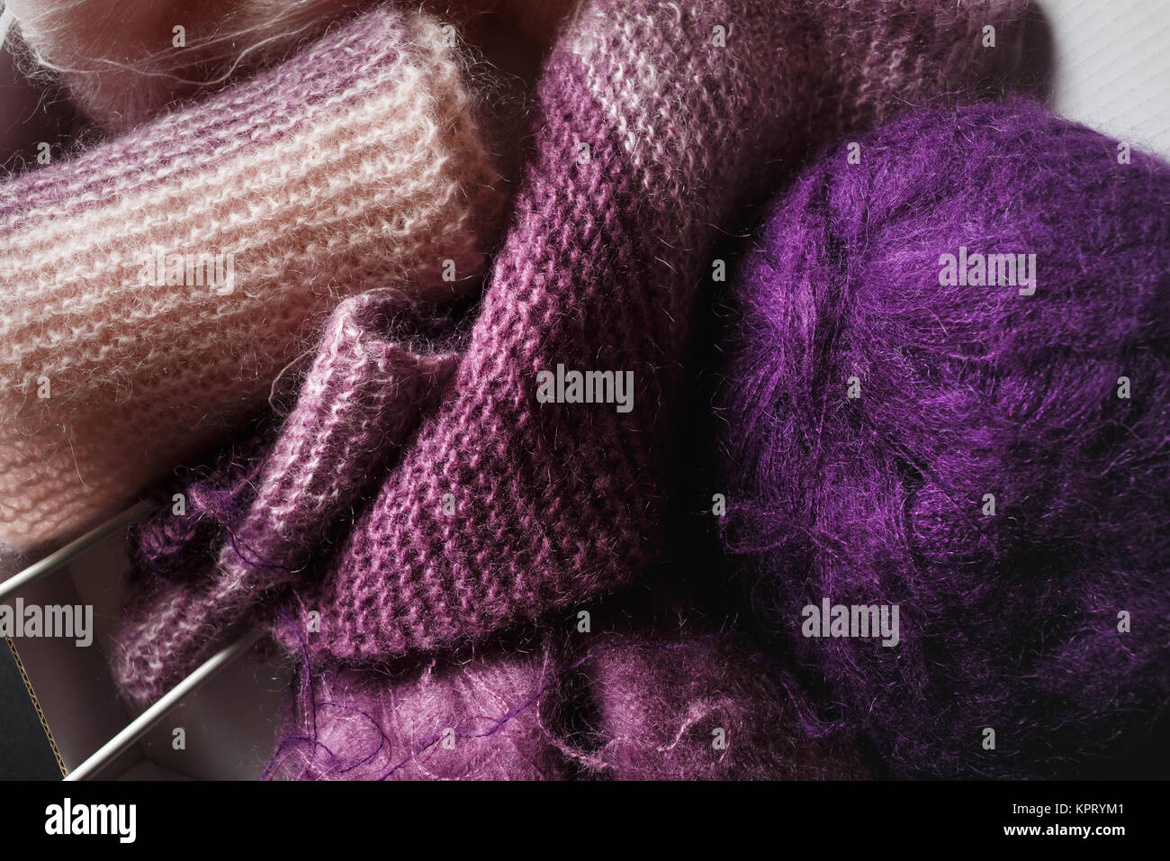 Purple and pink yarn and knitting needles Stock Photo - Alamy