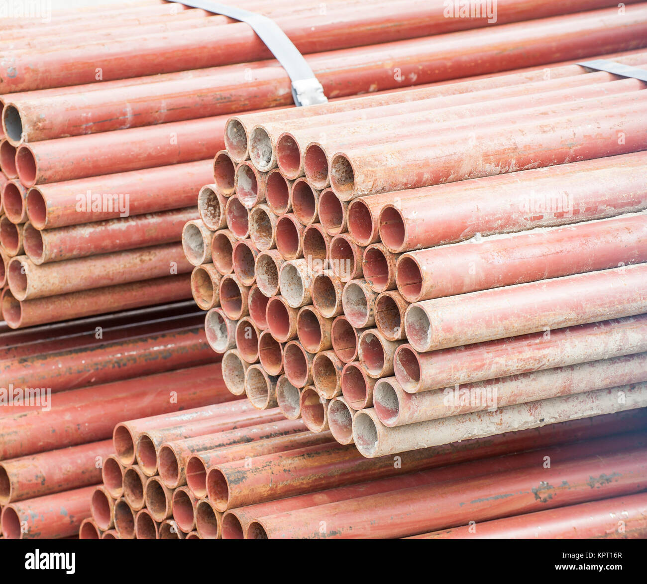 Stack of steel pipes for scaffolding in stock Stock Photo - Alamy