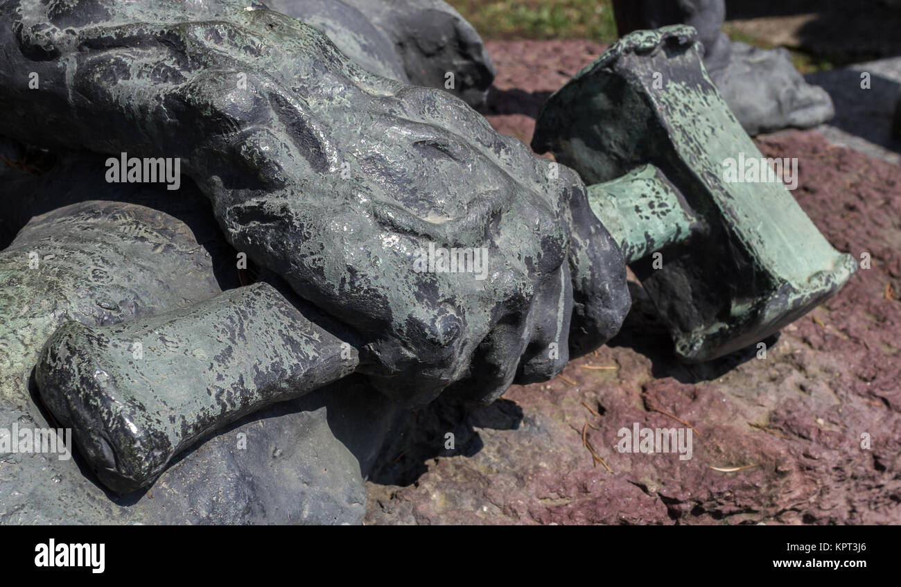 Bronze statue hand hammer detail hi-res stock photography and images ...