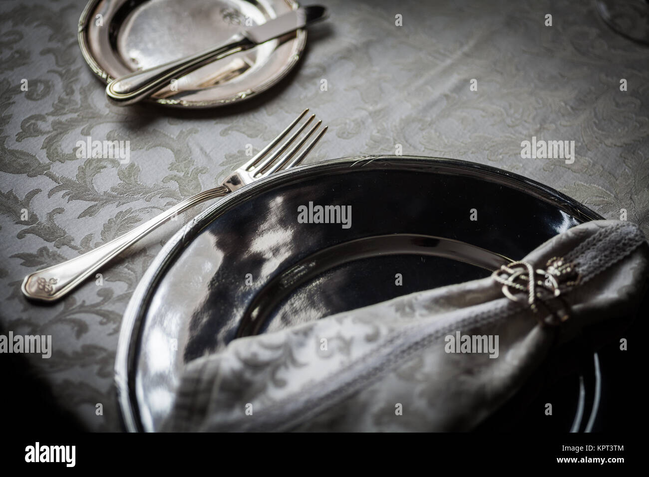 Empty dinner table in a luxury restaurant Stock Photo - Alamy