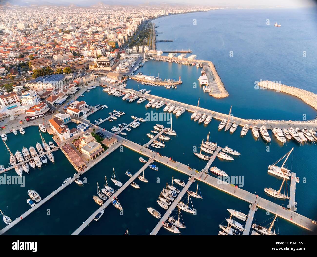 Luxury waterfront mansion in tropical hi-res stock photography and ...