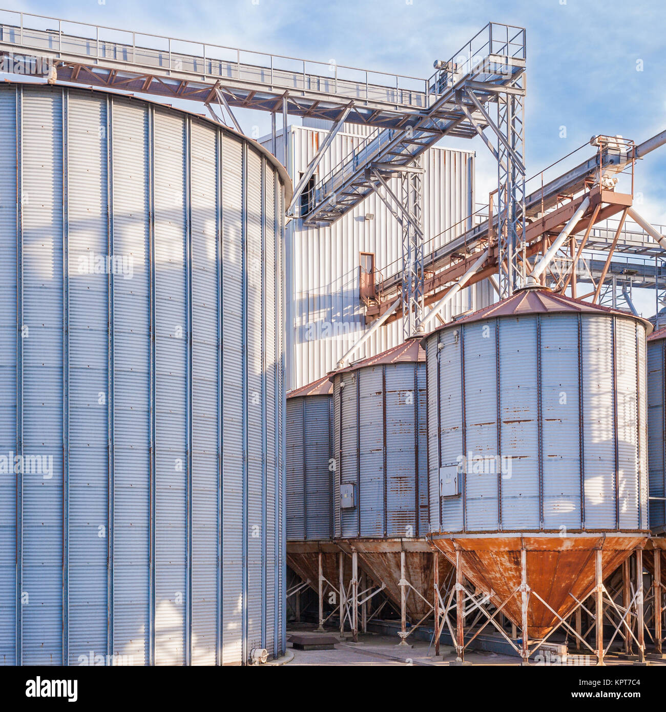 Storage facility cereals and production of biogas; silos and drying ...