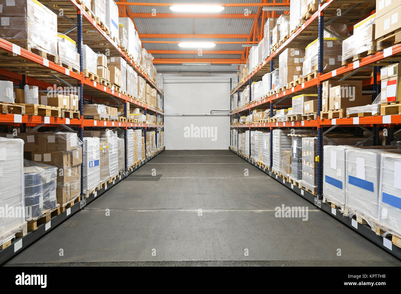Pallet Racking Systems in Distribution Warehouse Stock Photo - Alamy