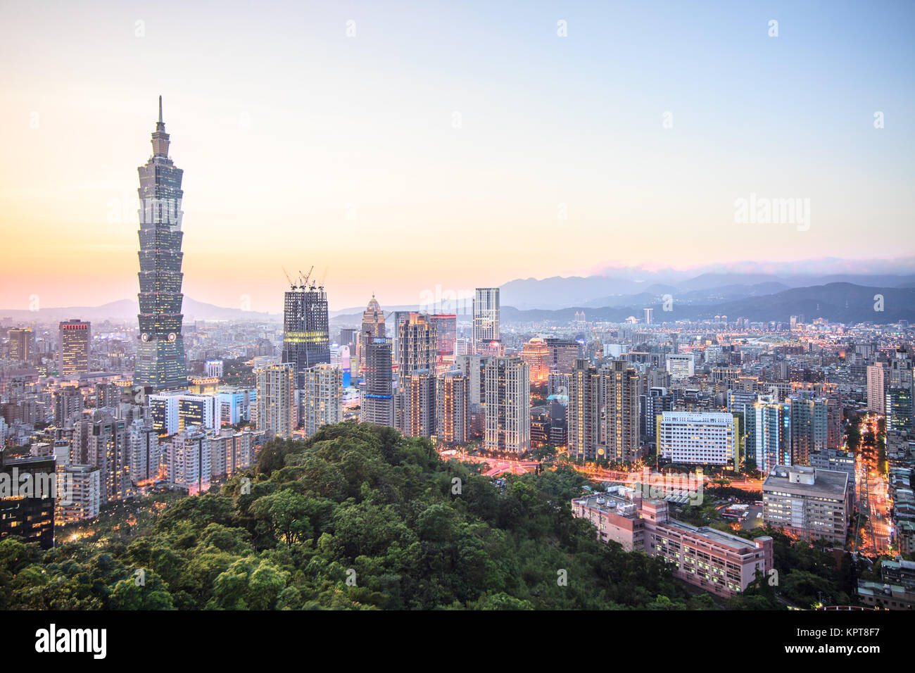 Beautiful sunset of Taipei, Taiwan city skyline Stock Photo - Alamy