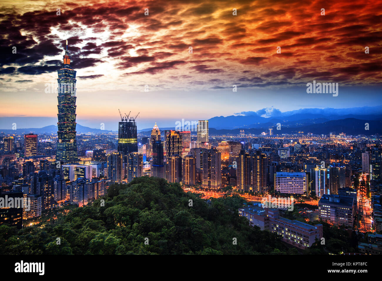 Beautiful sunset of Taipei, Taiwan city skyline Stock Photo - Alamy