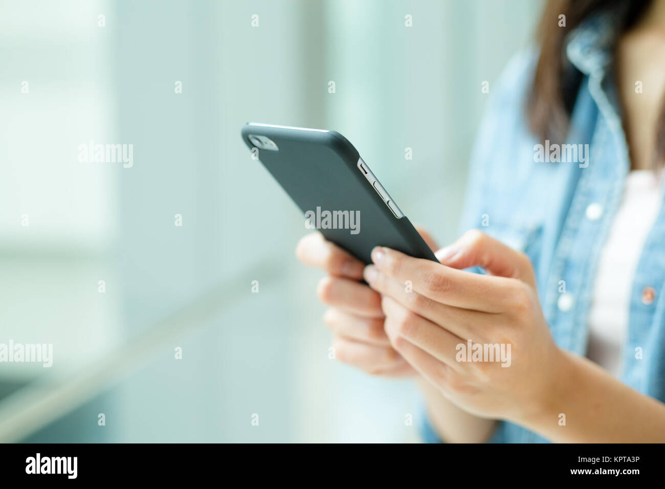 Woman use of mobile phone Stock Photo - Alamy