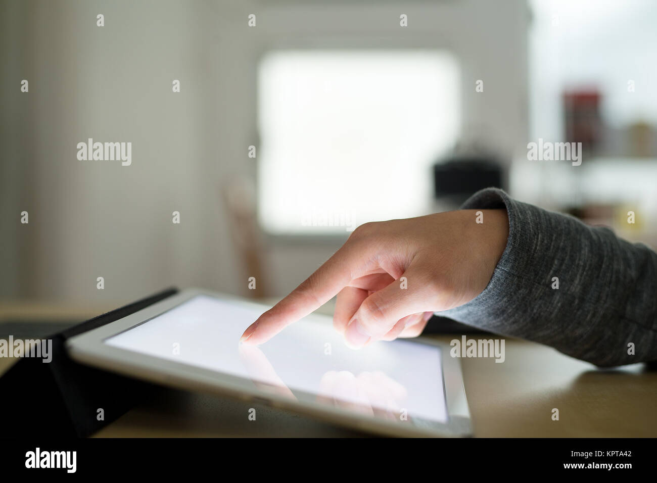 Woman use of tablet pc at home Stock Photo - Alamy