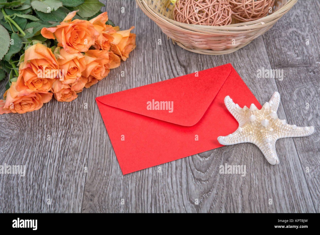 Envelope white starfish roses hi-res stock photography and images - Alamy