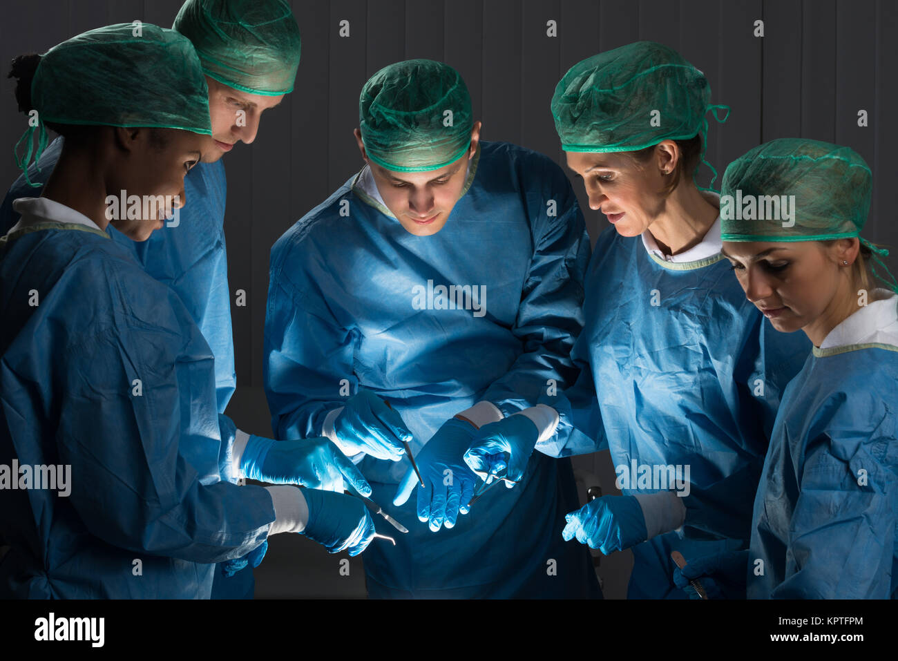 Physician training operating room hi-res stock photography and images ...