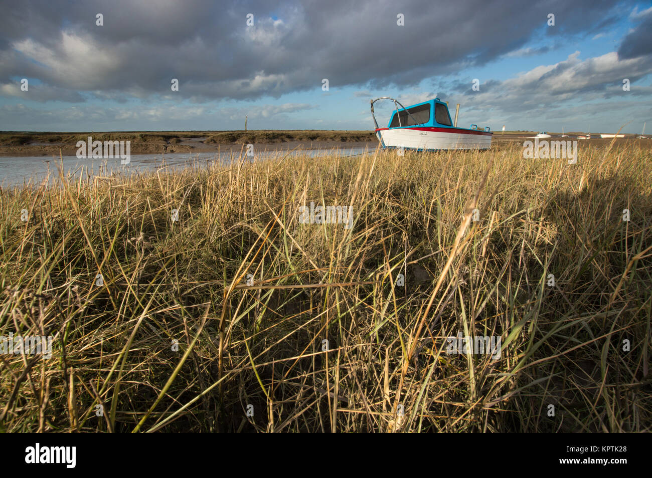 Stranded rowing boat hi-res stock photography and images - Alamy
