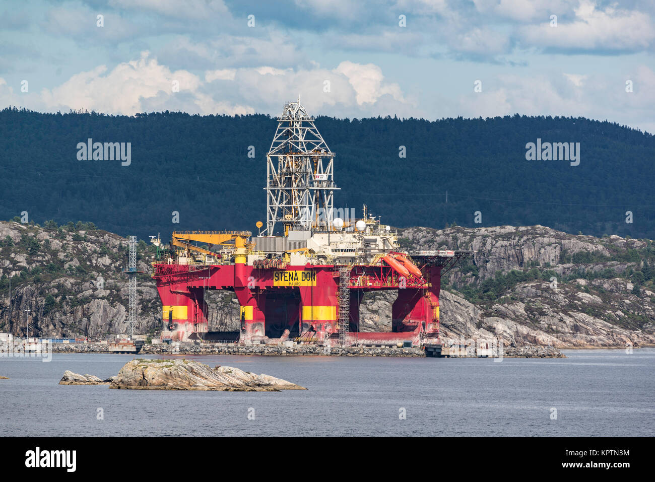 Royal dutch shell oil rig hi-res stock photography and images - Alamy