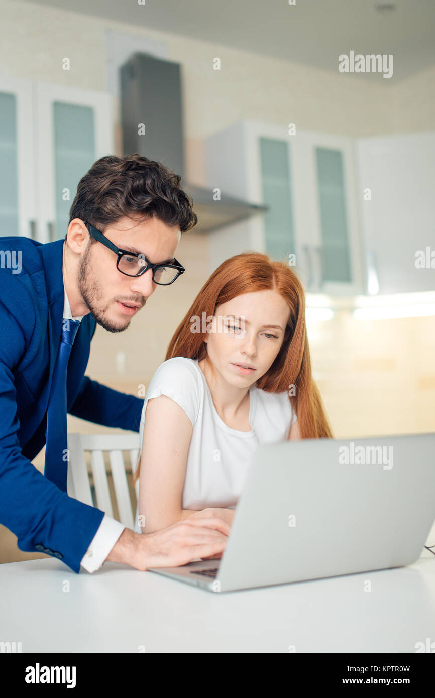 Business man explaining something to woman with laptop Stock Photo - Alamy