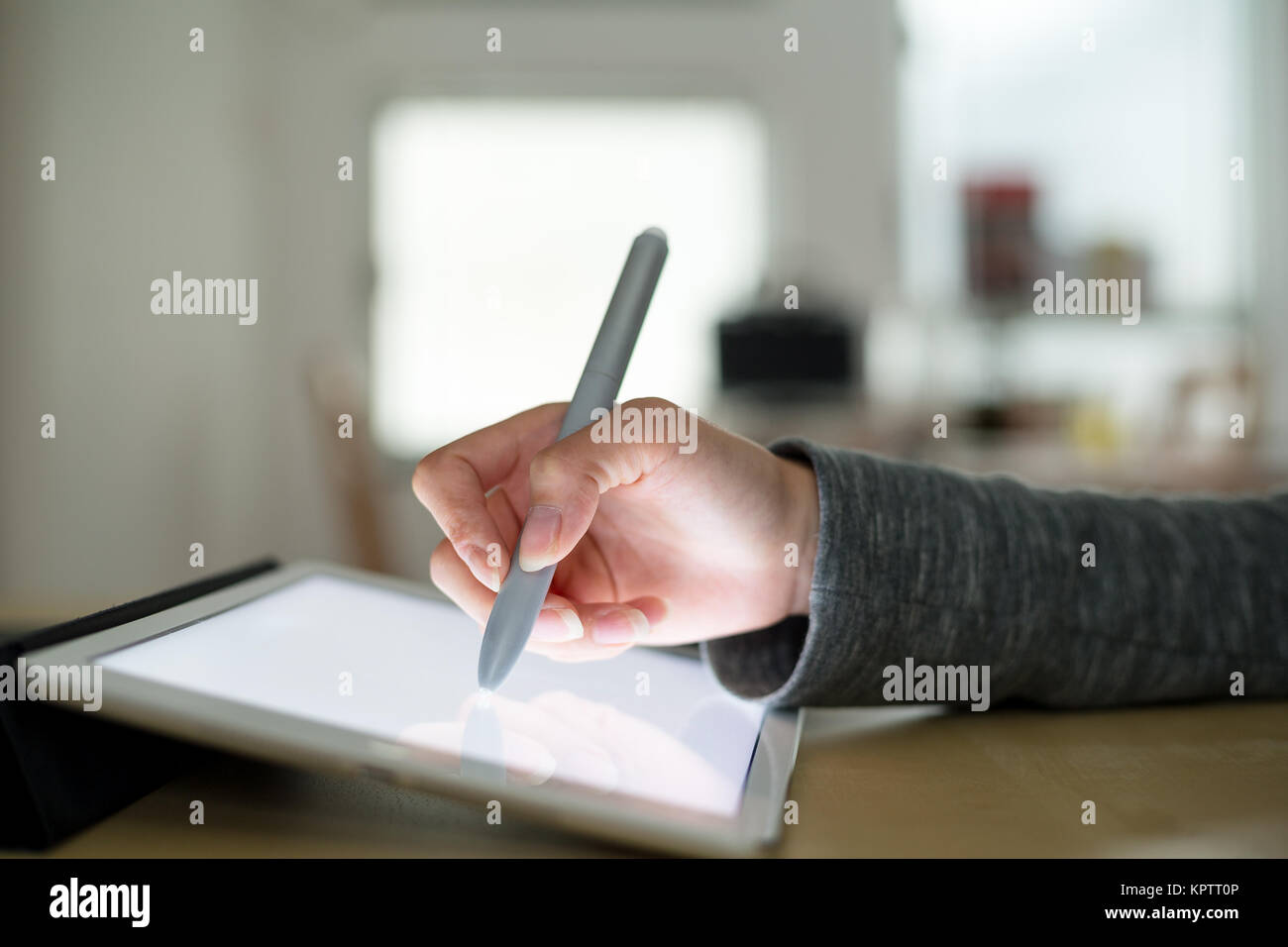 Woman using tablet to design Stock Photo - Alamy