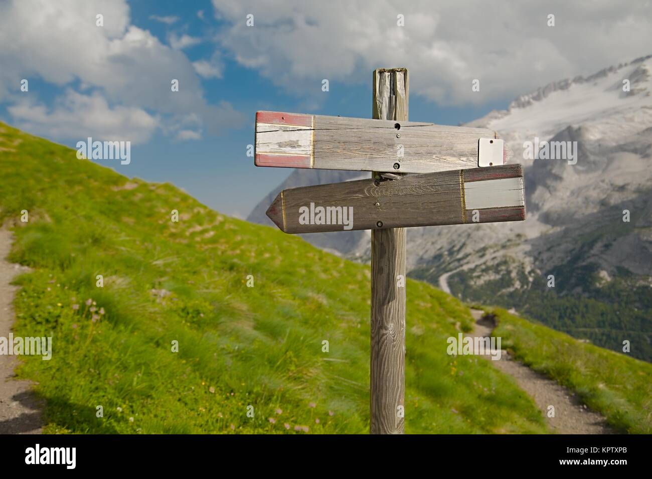 Hiking Direction Sign Stock Photo - Alamy