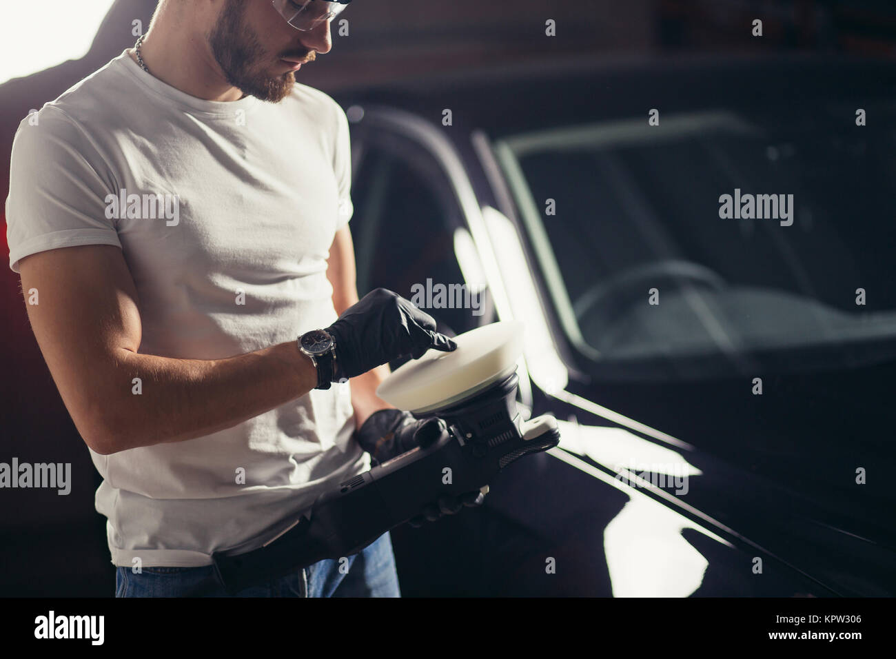 mechanic worker prepare for polishing car by power buffer machine Stock ...