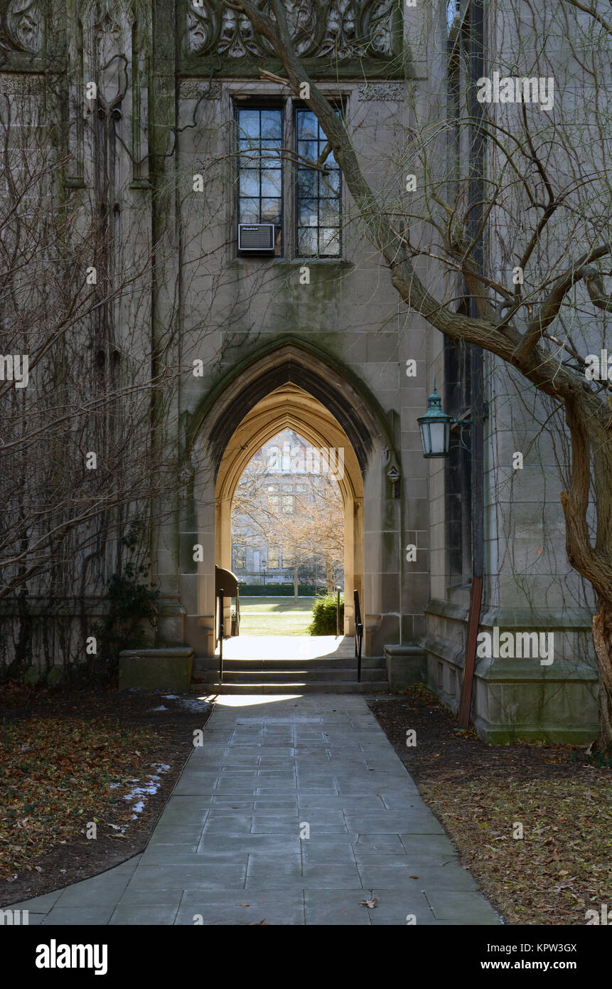 University chicago gothic building exterior hi-res stock photography ...