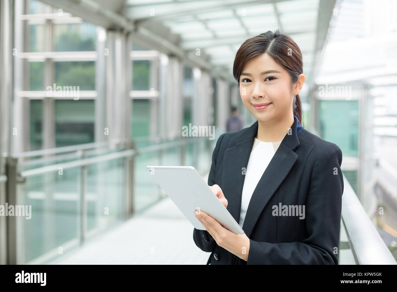 Businesswoman use of tablet pc Stock Photo - Alamy