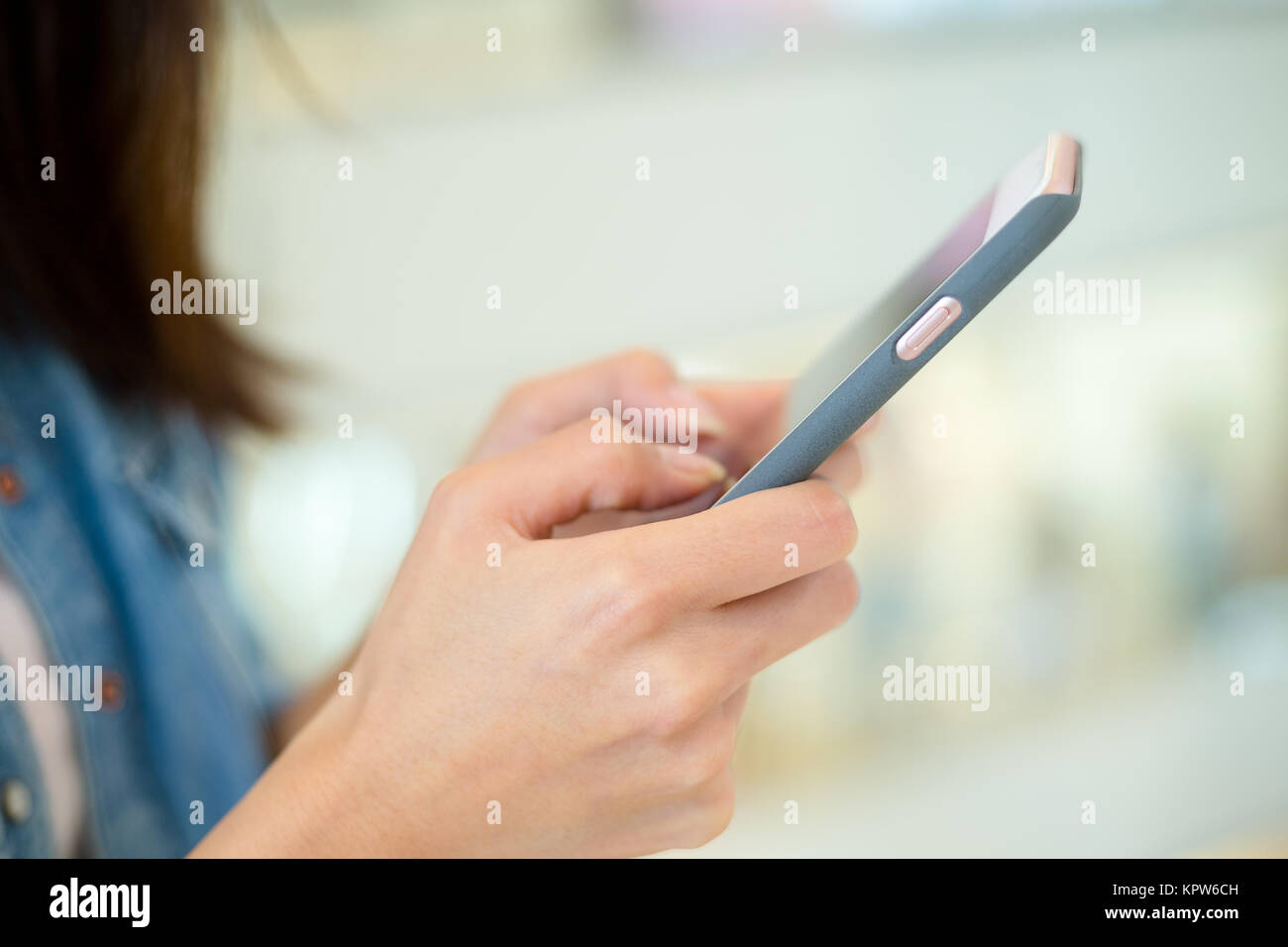 Woman typing on cellphone Stock Photo - Alamy