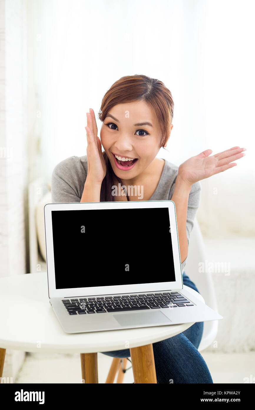 Woman showing blank screen of laptop computer Stock Photo - Alamy