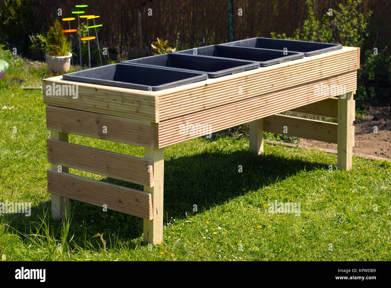 Neu gebautes Hochbeet im Garten Stock Photo - Alamy