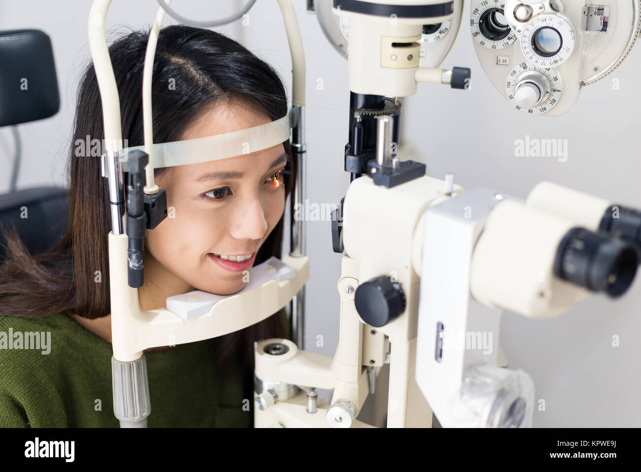 Woman doing the eye test inside optical clinic Stock Photo - Alamy