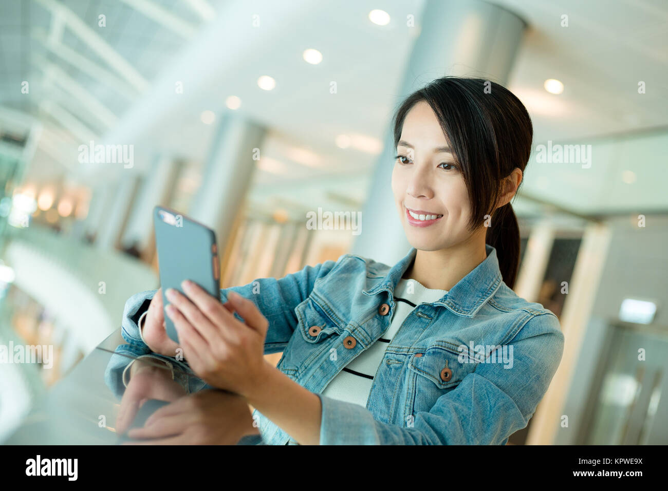 Woman read on mobile phone Stock Photo - Alamy