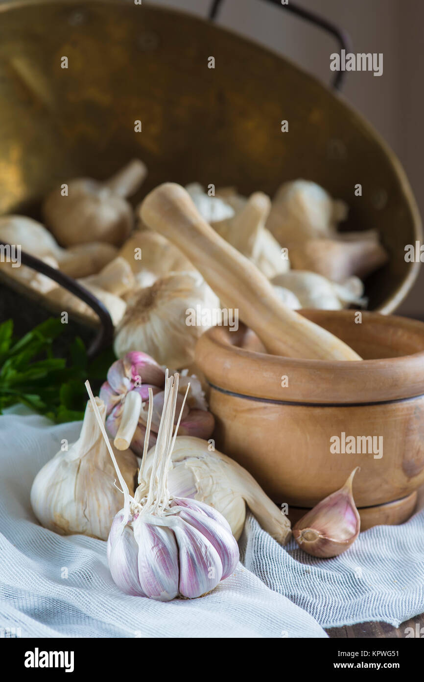 Garlic for cooking on the table of the kitchen Stock Photo - Alamy