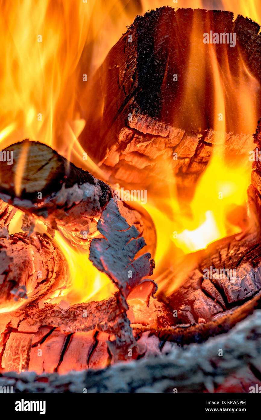 wood fire-burning embers in close-up Stock Photo - Alamy