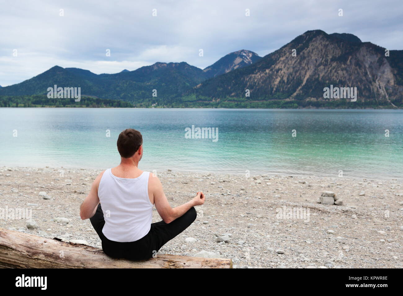 Yoga am Strand Stock Photo - Alamy