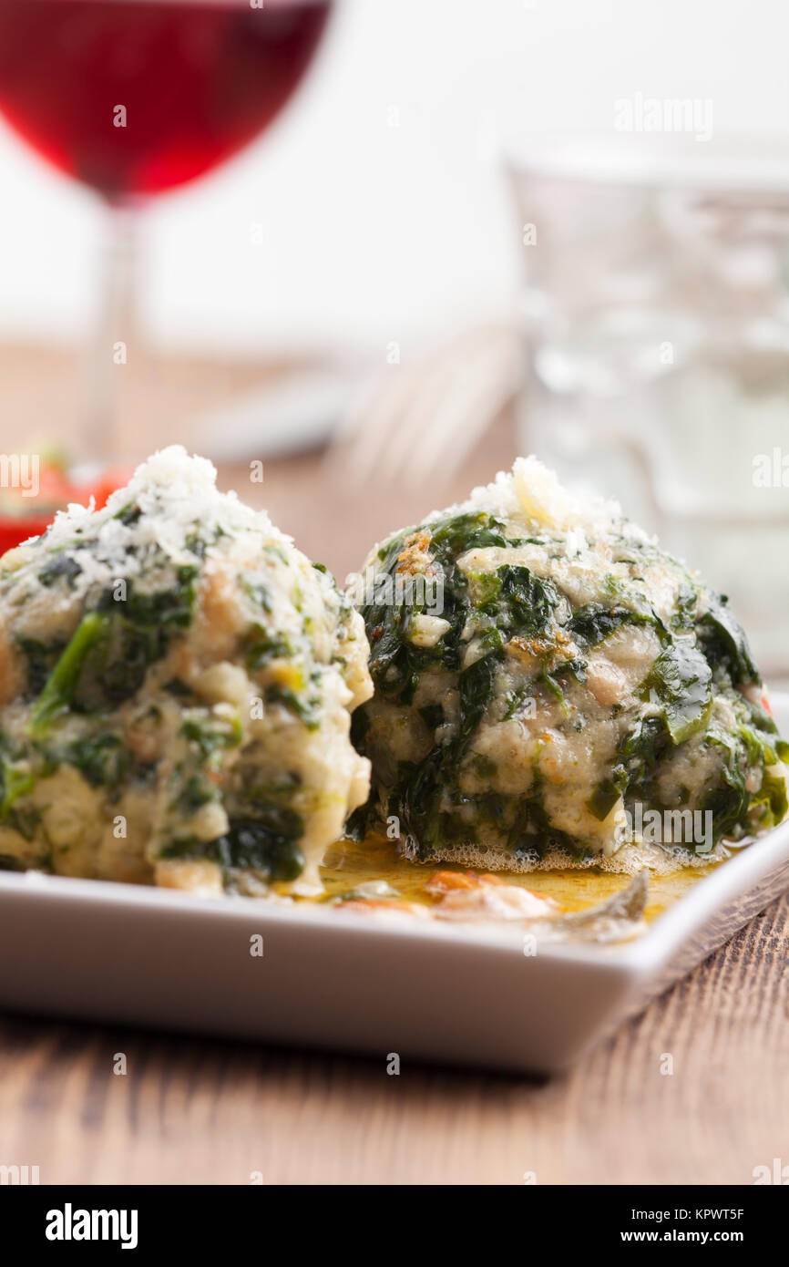 zwei italienische Strangolapreti Spinatknödel Stock Photo - Alamy