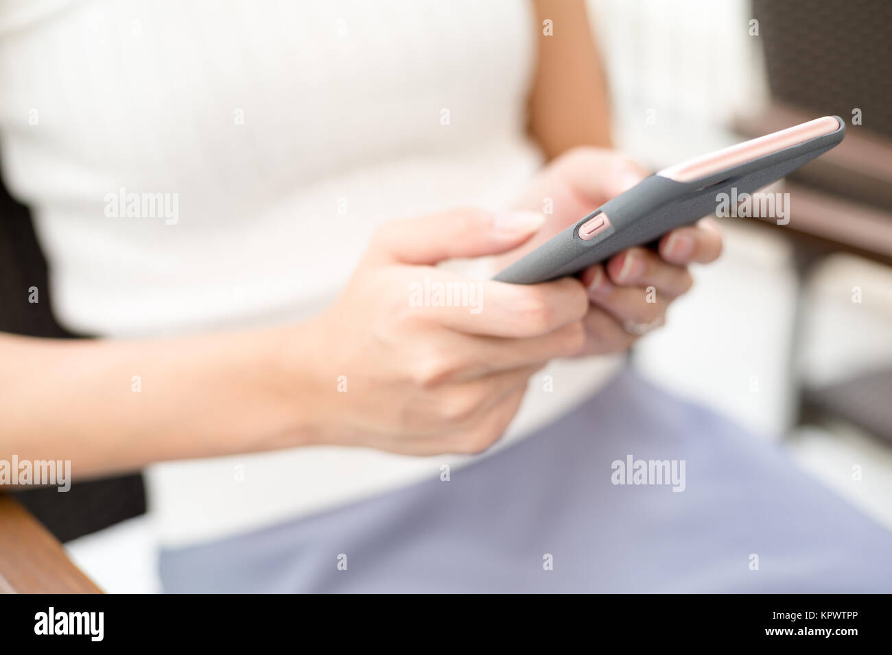 Woman hand holding mobile phone Stock Photo - Alamy