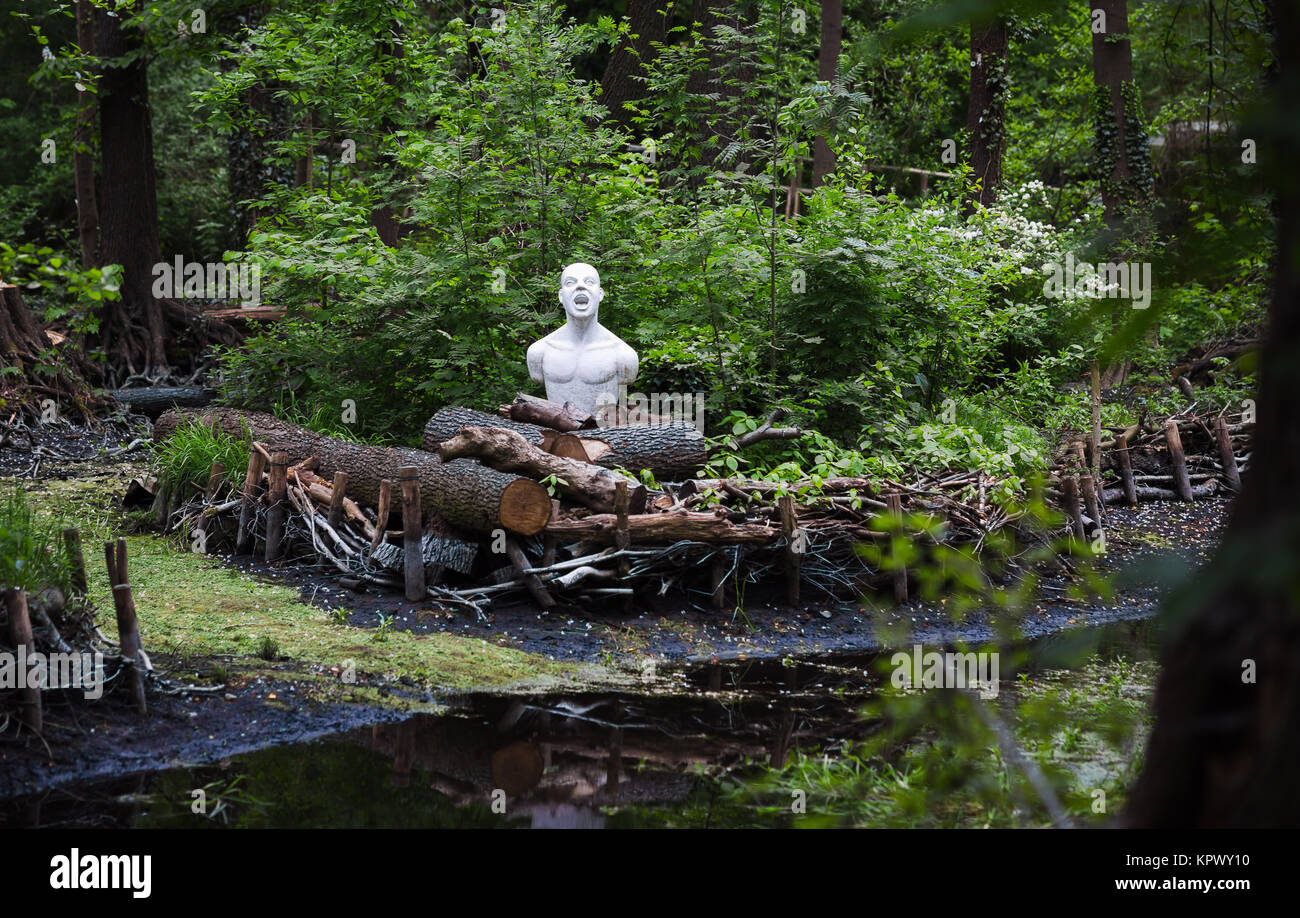 sculpture of screaming man Stock Photo - Alamy