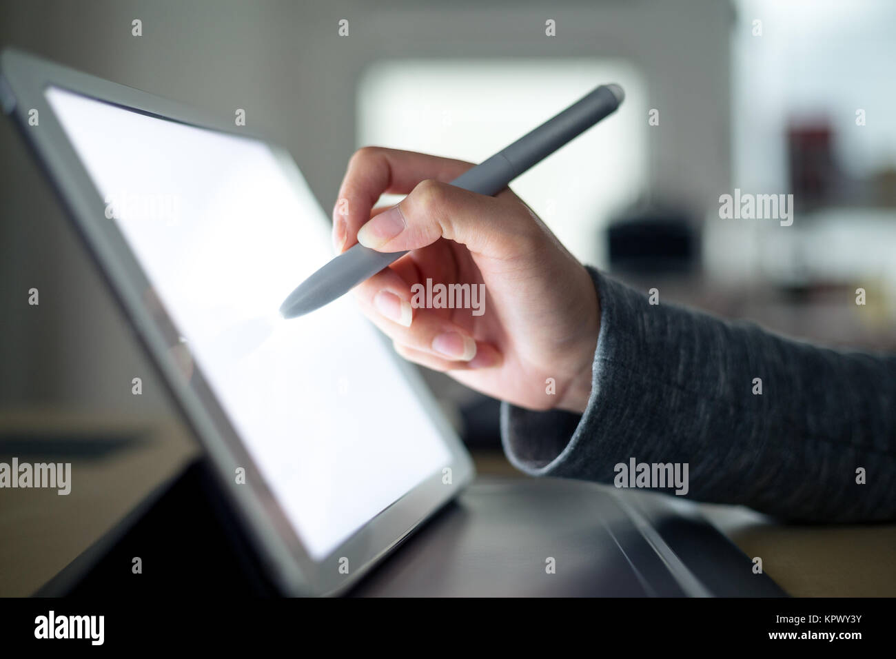 Woman write on tablet pc Stock Photo - Alamy