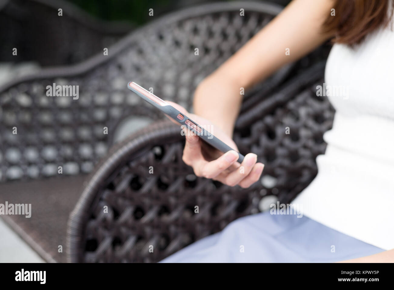 Woman hand holding a phone Stock Photo - Alamy